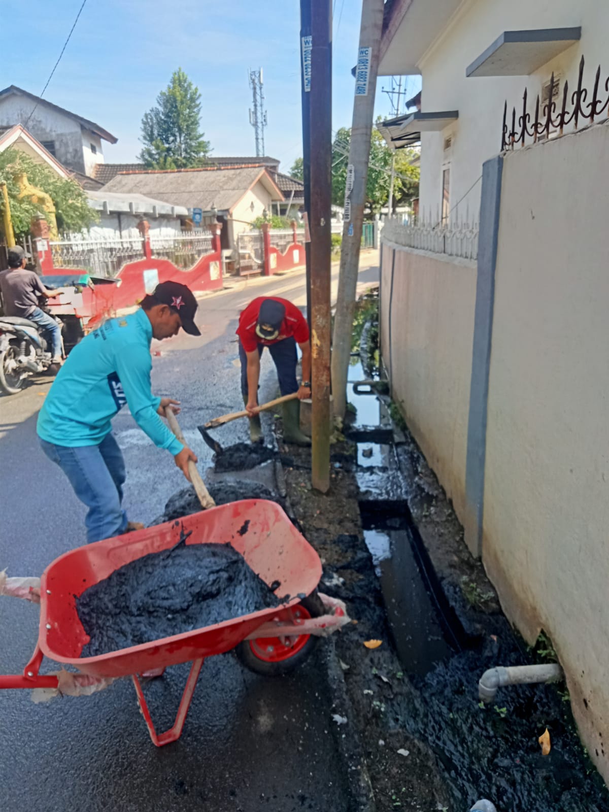 Lurah Enam-belas Ulu Pimpin Normalisasi Drainase Jalan Jaya | Sahabat ...